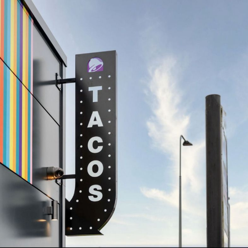 6 Benefits of Digital Signage at a Drive Thru - Fifteen Group